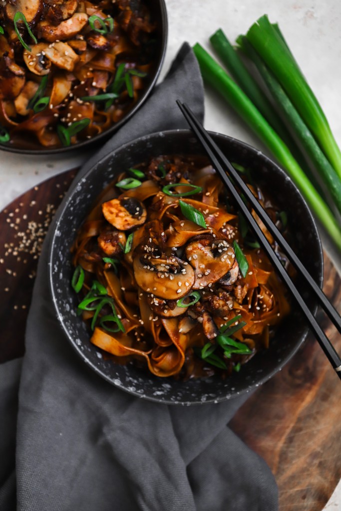 Nudler med sesam, soya og karamellisert sopp - Silje spiser